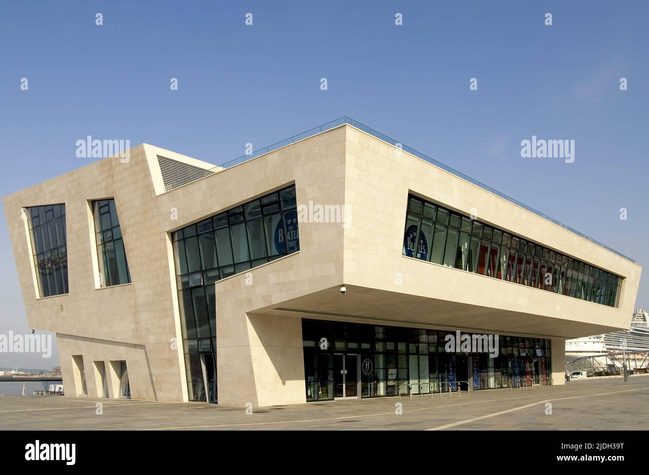 Horizontal ferry terminal hi-res stock photography and images - Alamy