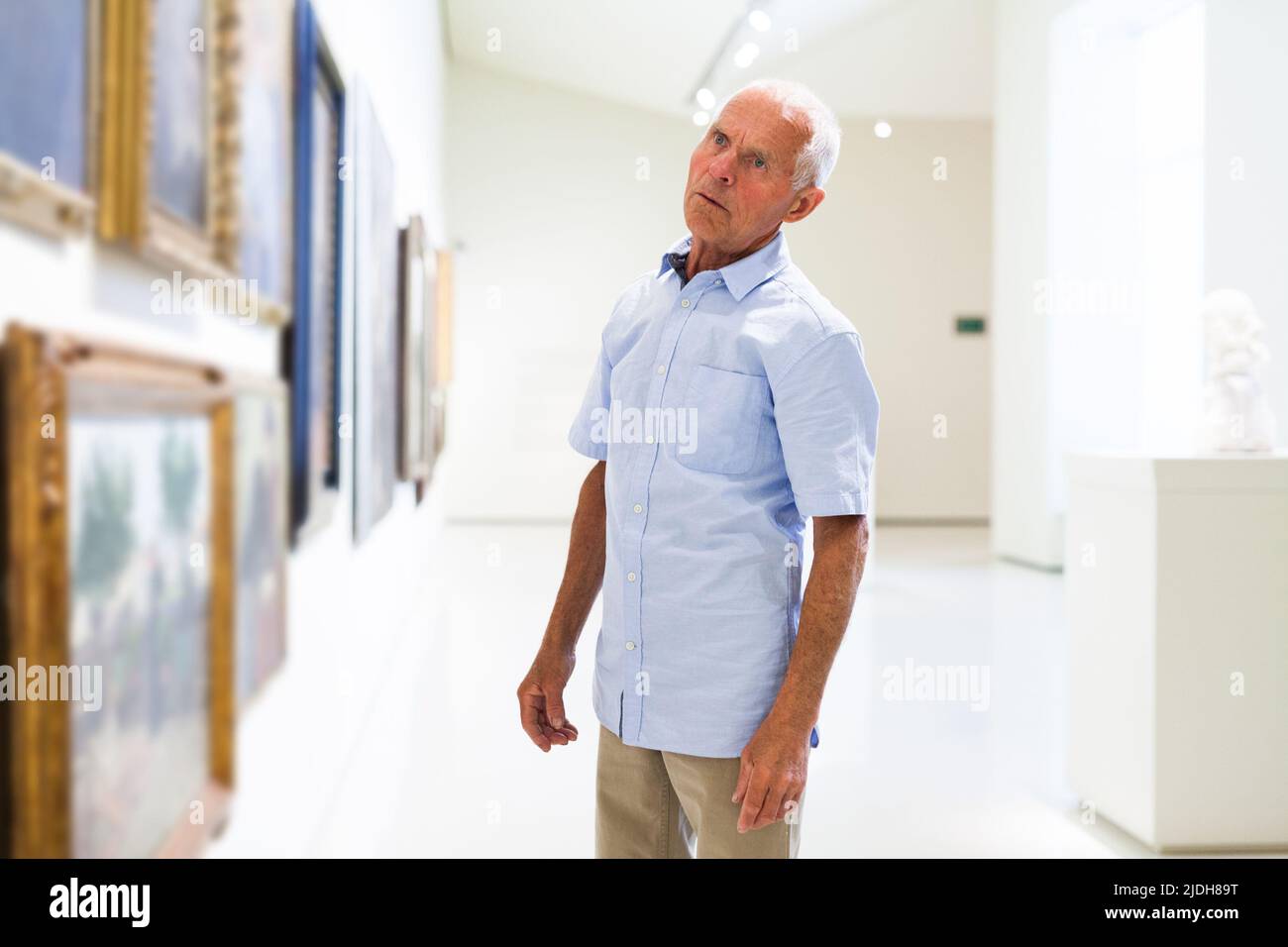 Elderly people art gallery hi-res stock photography and images - Alamy