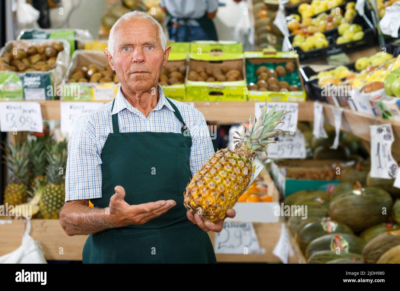 Salesman offering fresh fruits and vegetables Stock Photo - Alamy