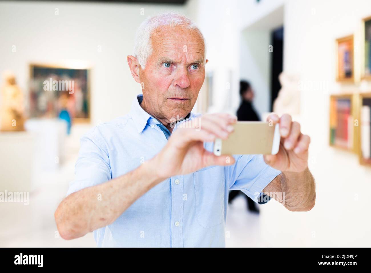 Man photographing painting in museum Stock Photo - Alamy