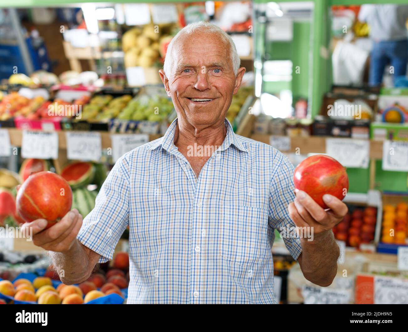Man choosing fruits in market Stock Photo - Alamy