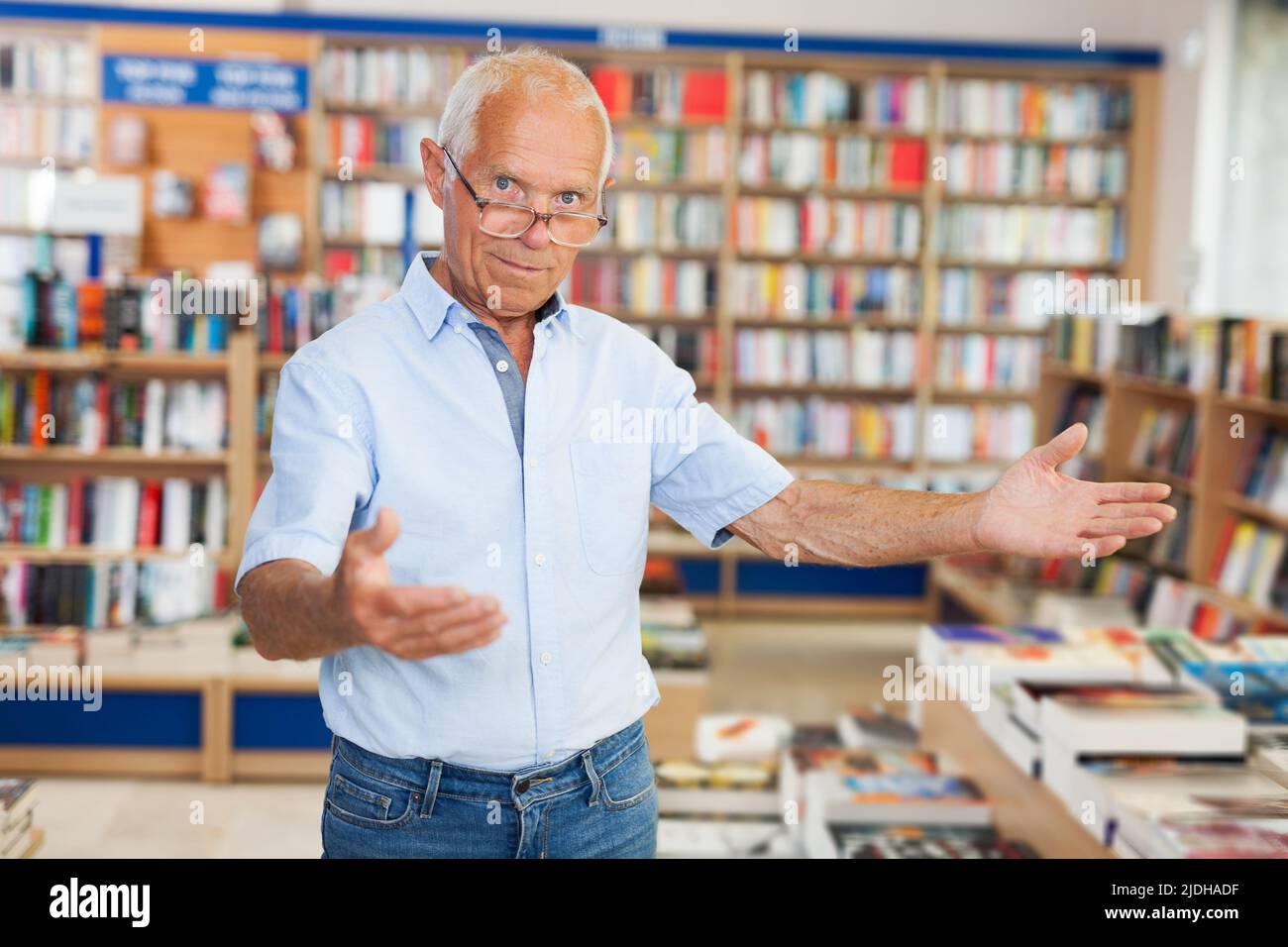 Inviting bookstore interior hi-res stock photography and images - Alamy