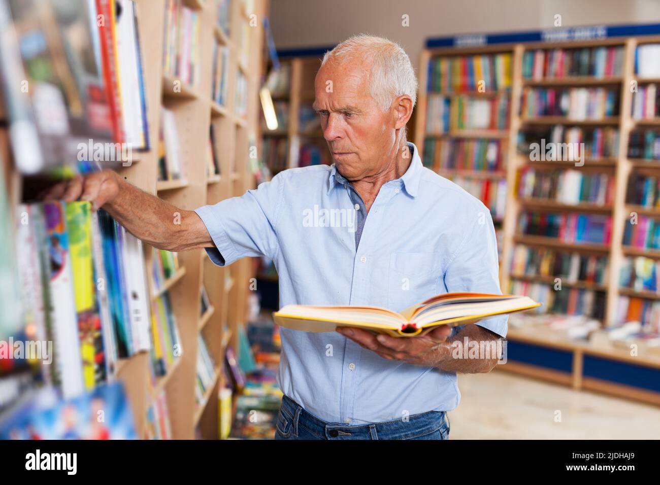 Man buyer choosing books hi-res stock photography and images - Alamy