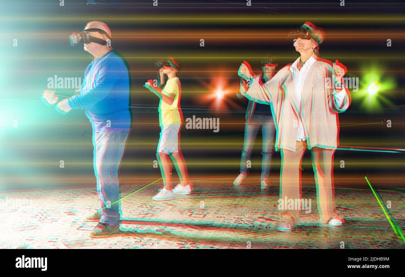 Playing vr games girl hi-res stock photography and images - Alamy