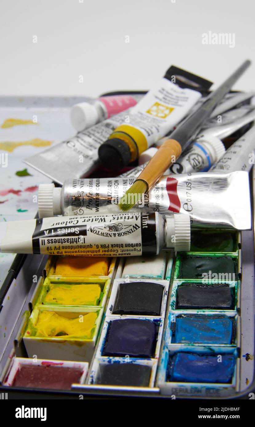 Watercolour paint pans hi-res stock photography and images - Alamy
