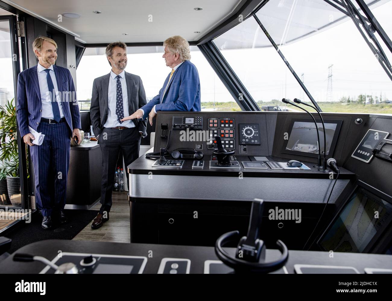 2022-06-21 12:57:05 ROTTERDAM - Crown Prince Frederik of Denmark (R) on ...