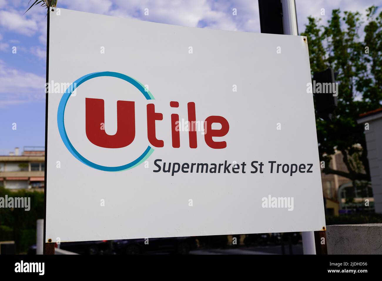 Bordeaux , Aquitaine France - 06 10 2022 : Super U logo sign u text ...