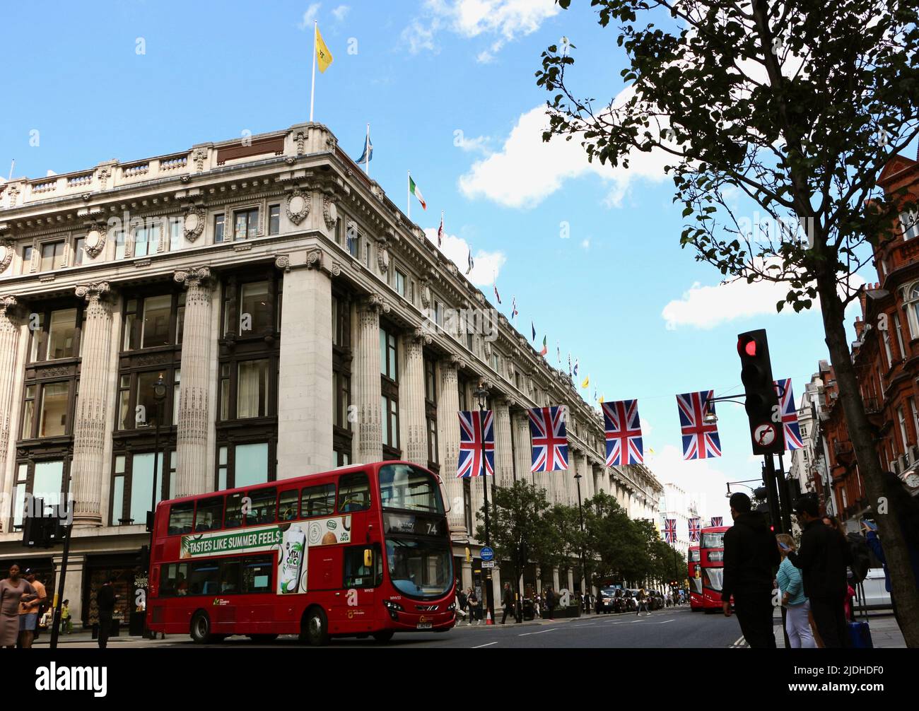 Oxford street with jubilee flags hi-res stock photography and images ...