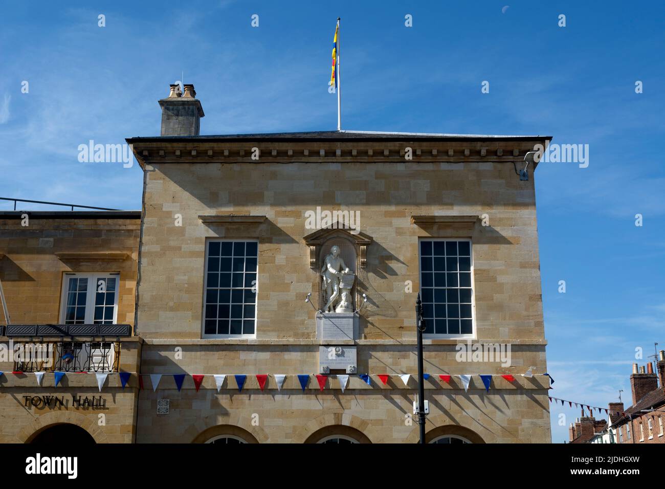 The Town Hall with cleaned Shakespeare statue, Stratford-upon-Avon ...