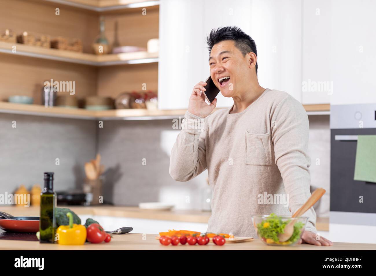 Chinese man cooking hi-res stock photography and images - Alamy
