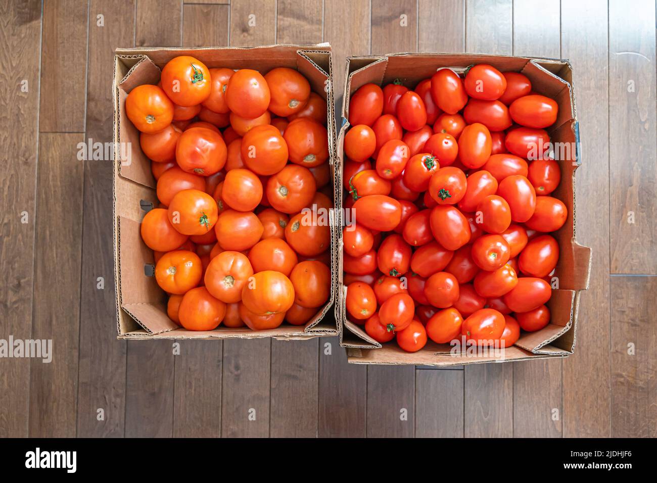 Boxes red vine tomatoes hi-res stock photography and images - Alamy