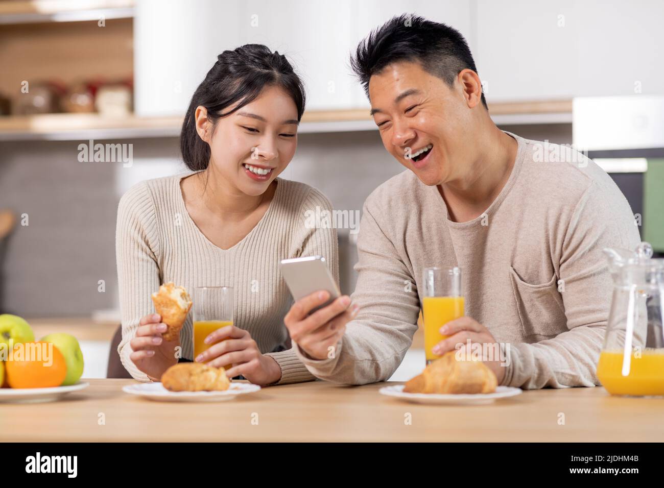 Using phone while eating family hi-res stock photography and images - Alamy