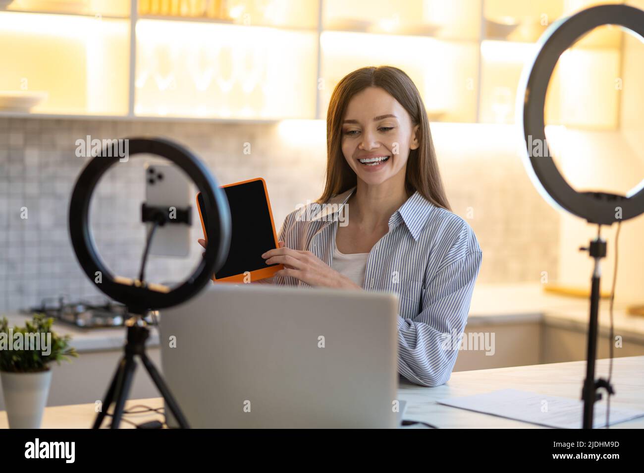 Woman showing tablet screen hi-res stock photography and images - Alamy