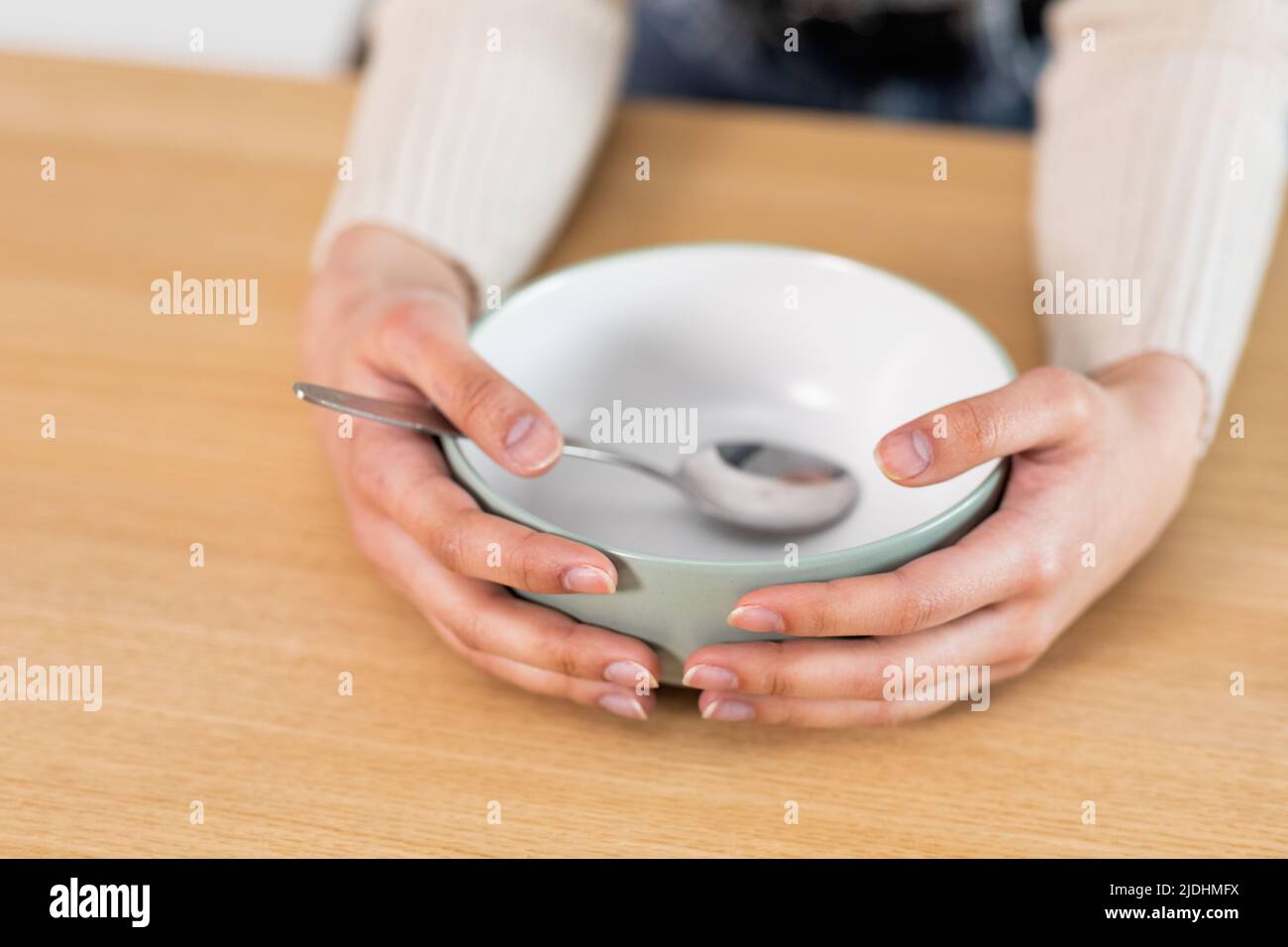 Empty bowl hands hi-res stock photography and images - Alamy