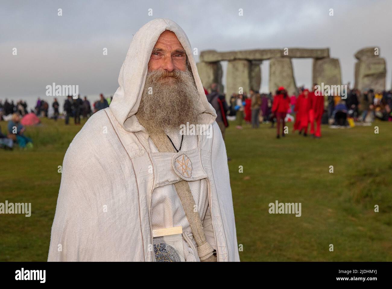 WILTSHIRE, ENGLAND - JUNE 21.2022: Druids, pagans and revellers gather ...