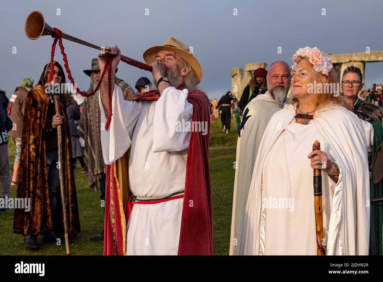 WILTSHIRE, ENGLAND - JUNE 21.2022: Druids, pagans and revellers gather ...