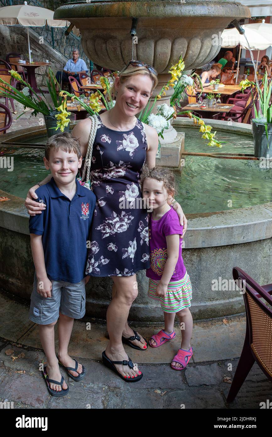 Kids mom hi-res stock photography and images - Alamy