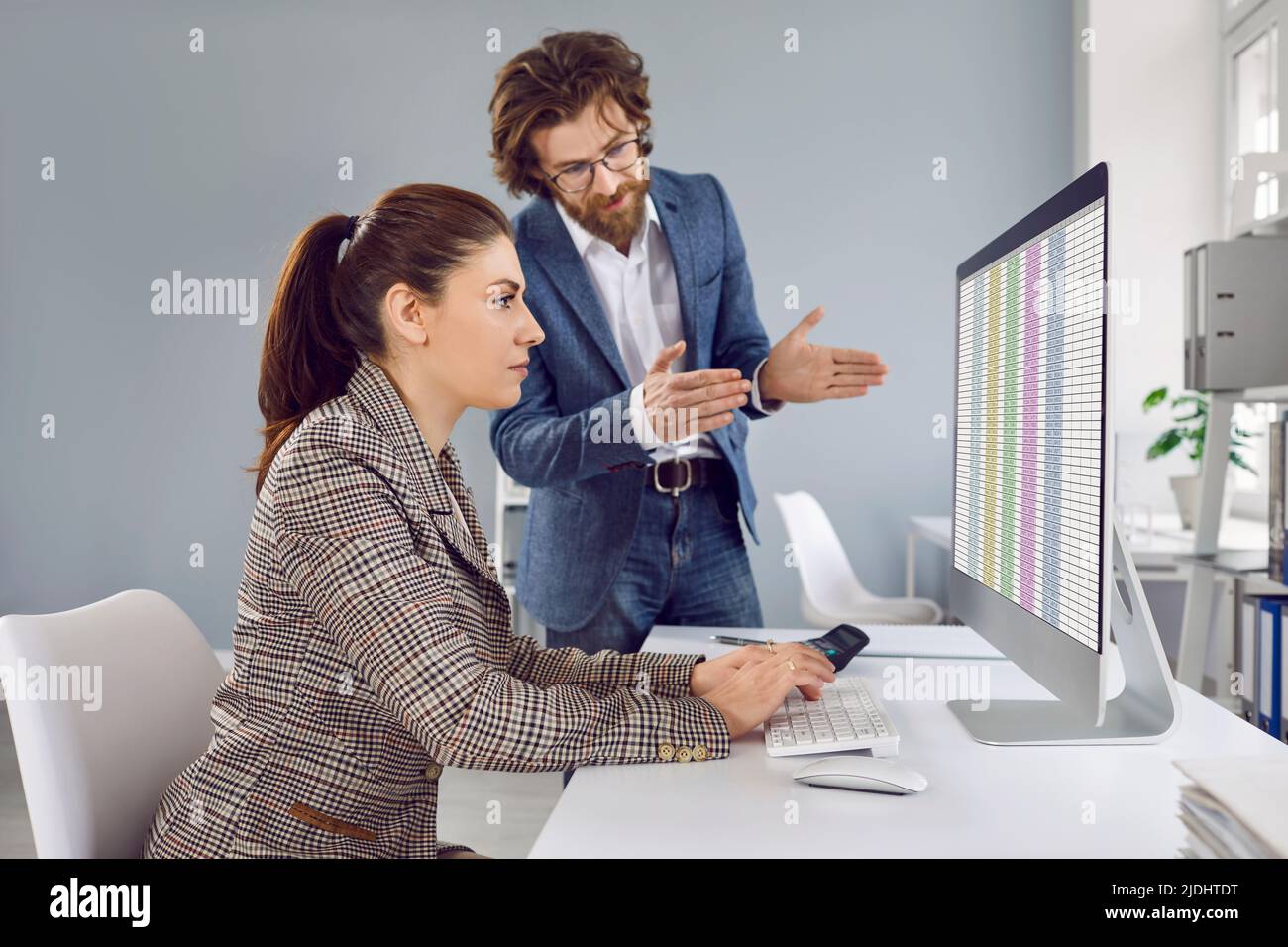 Employee on computer hi-res stock photography and images - Alamy