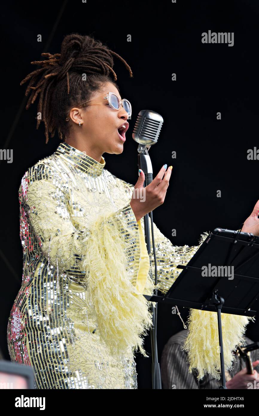 Liverpool's Neo-Jazz singer songwriter, Ni Maxine performing on stage ...