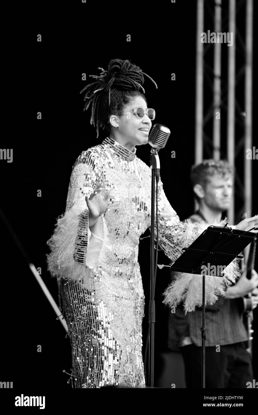 Liverpool's Neo-Jazz singer songwriter, Ni Maxine performing on stage ...