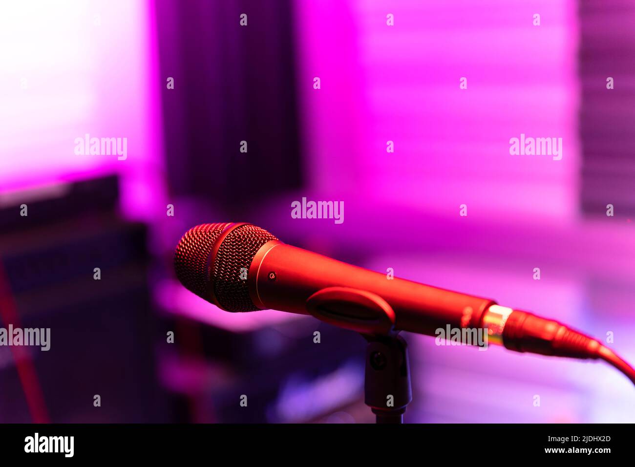 Micro microphone hi-res stock photography and images - Alamy