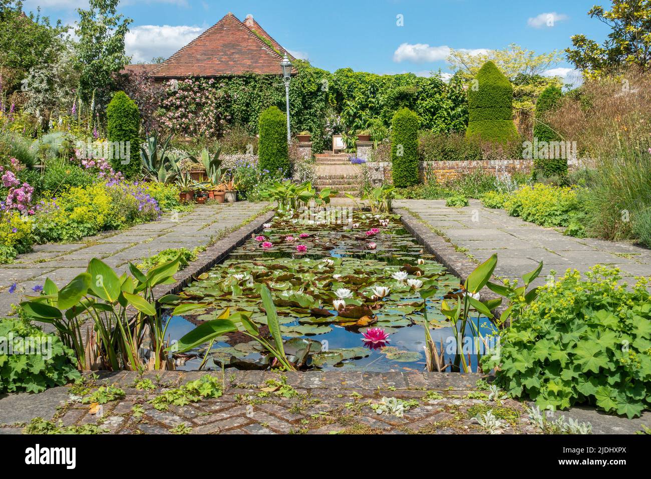 Hole park garden kent hi-res stock photography and images - Alamy