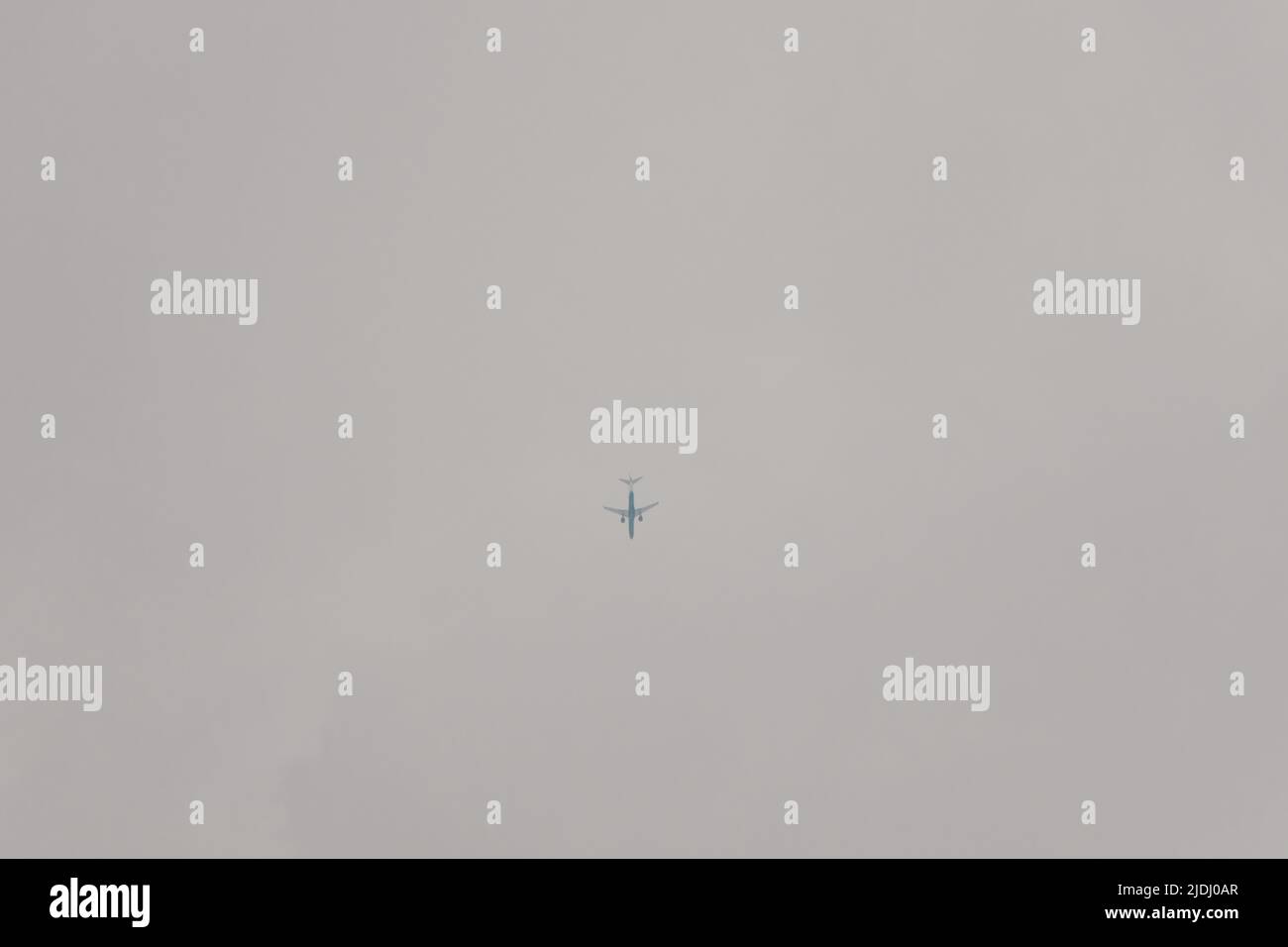 Grey sky plane hi-res stock photography and images - Alamy