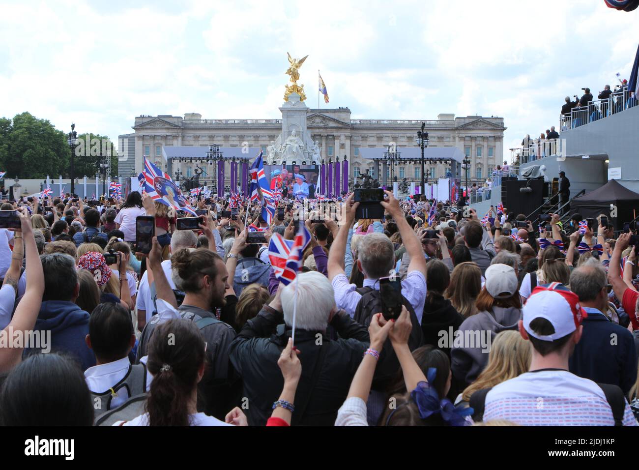 Elizabeth ii diamond jubilee balcony hi-res stock photography and ...