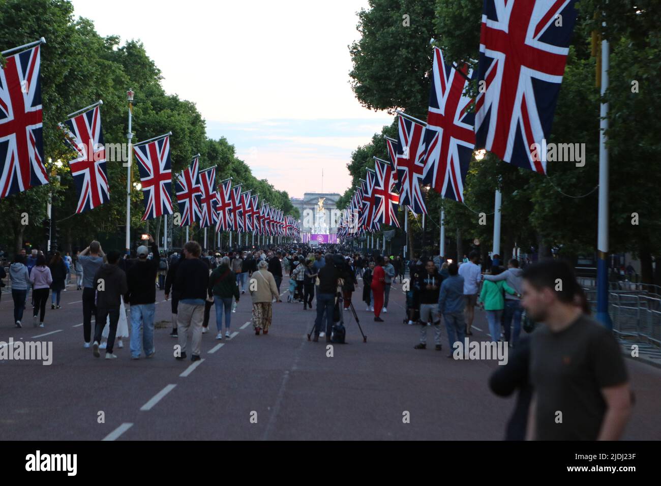 Crowds gather on the mall to wait for the lighting of the Beacon at ...