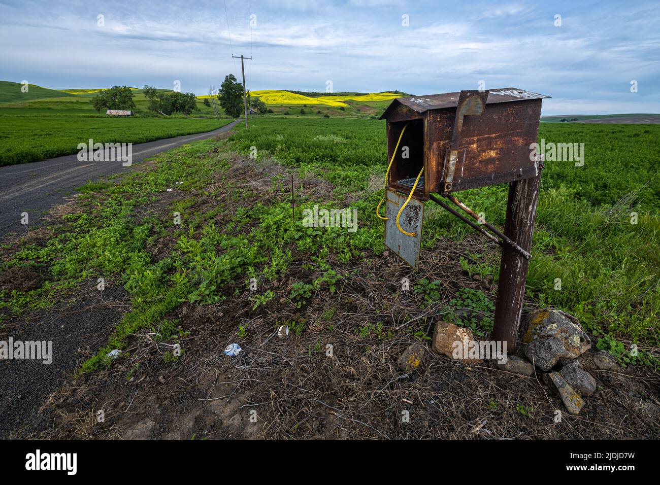 Abandoned rural mailbox hi-res stock photography and images - Alamy
