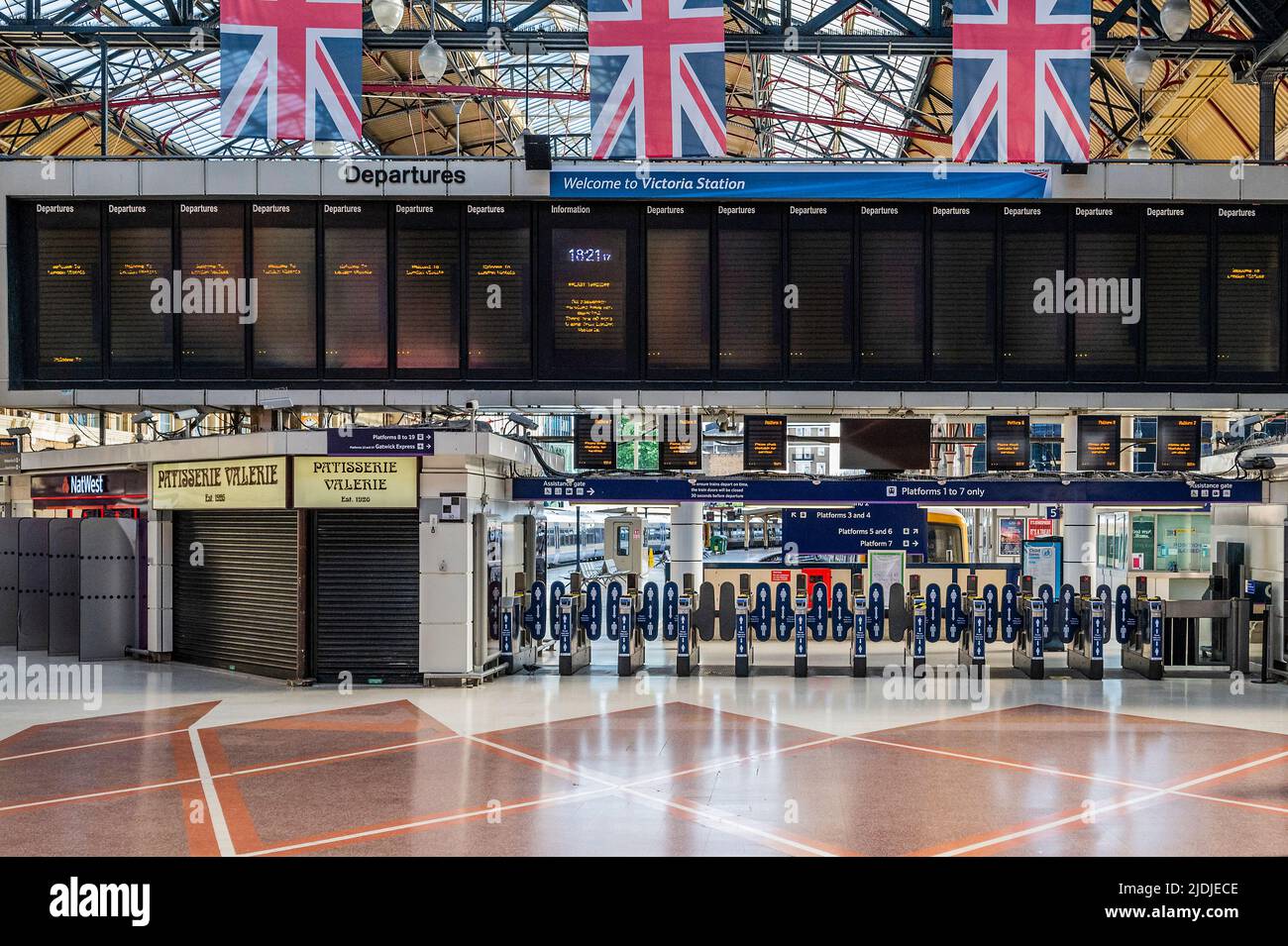 An information board victoria station hi-res stock photography and ...