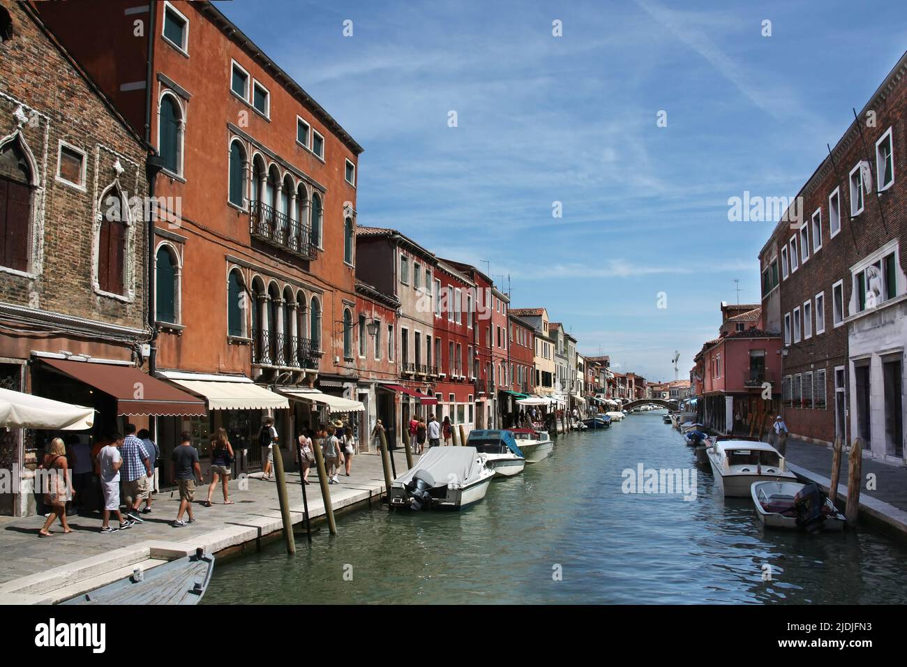 Street view along canal hi-res stock photography and images - Alamy