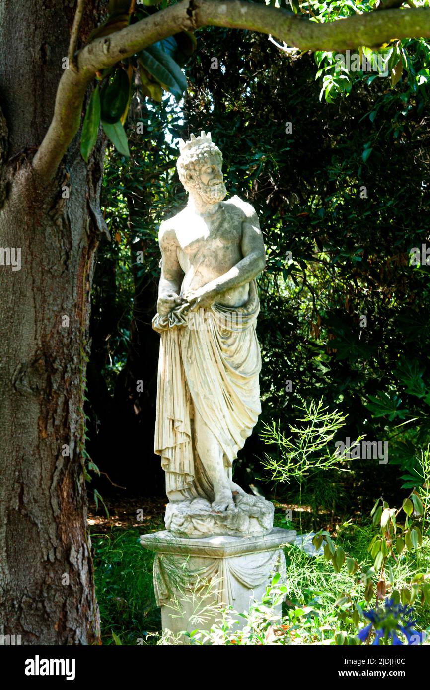 White marble statue hi-res stock photography and images - Alamy