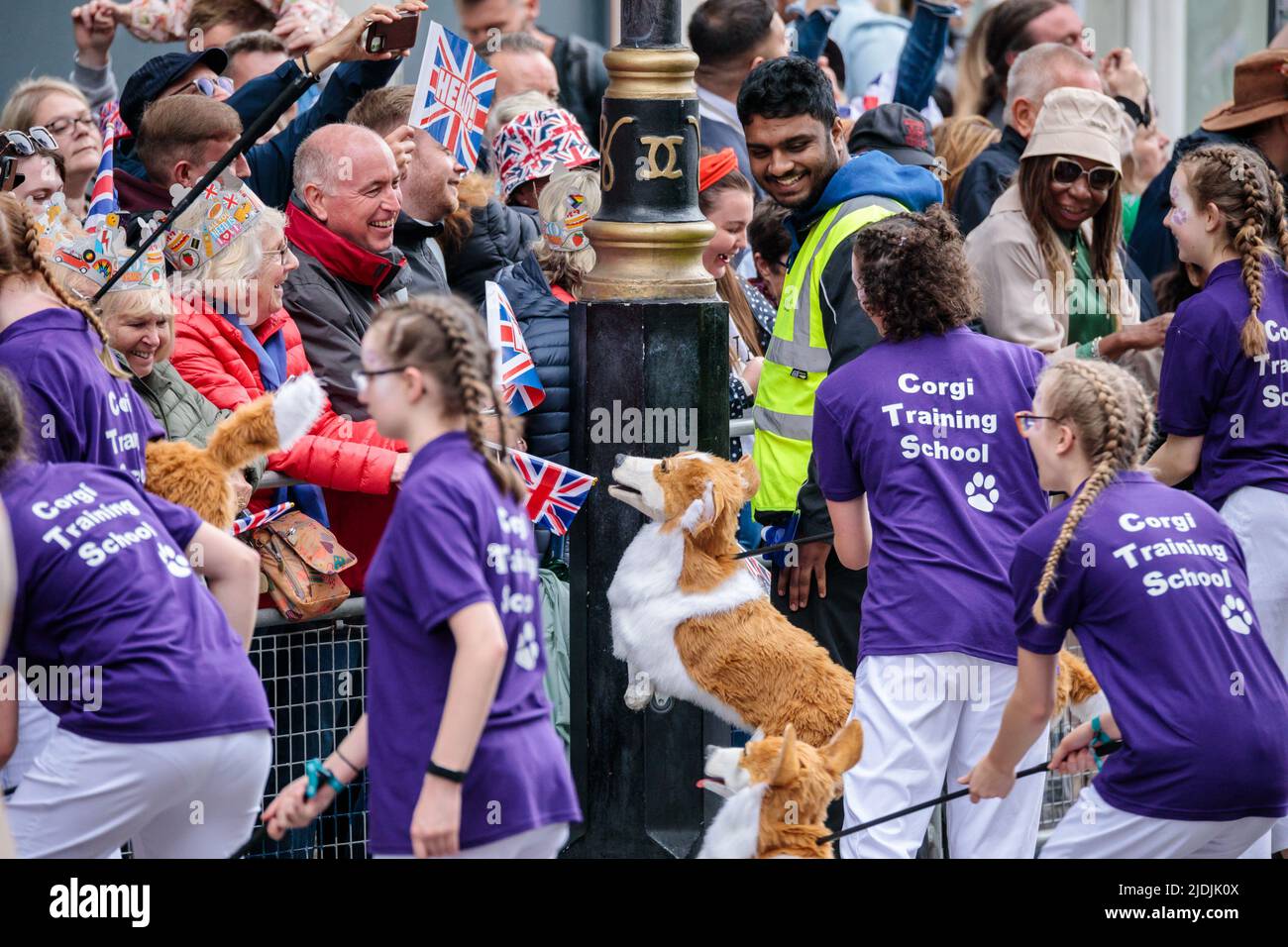 Toy Corgis from the Corgi Traning School entertain the crowd at The ...