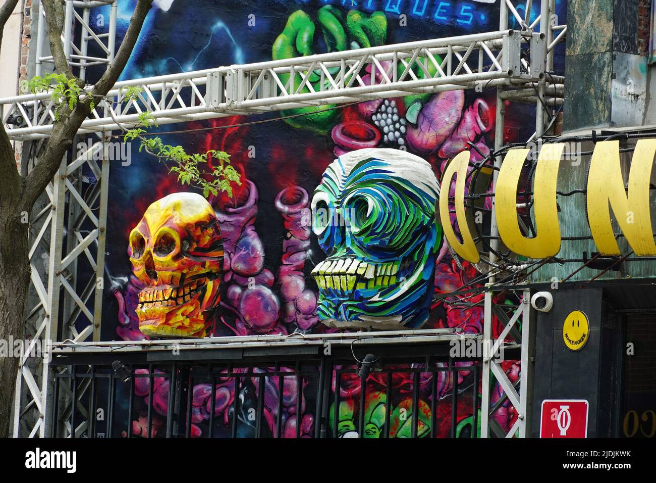 Montreal graffiti architecture hi-res stock photography and images - Alamy