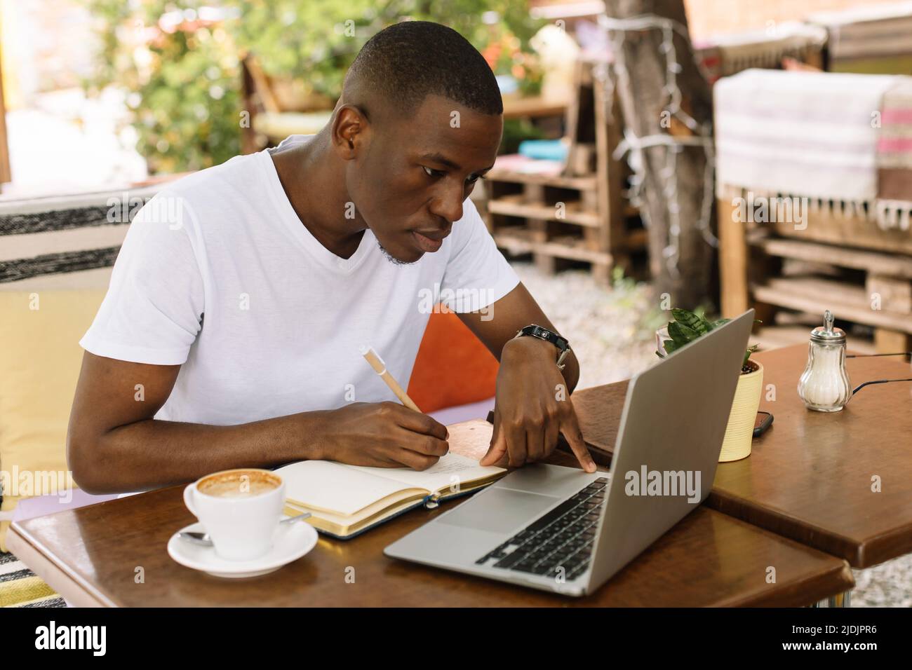 Outdoor classroom university hi-res stock photography and images - Alamy