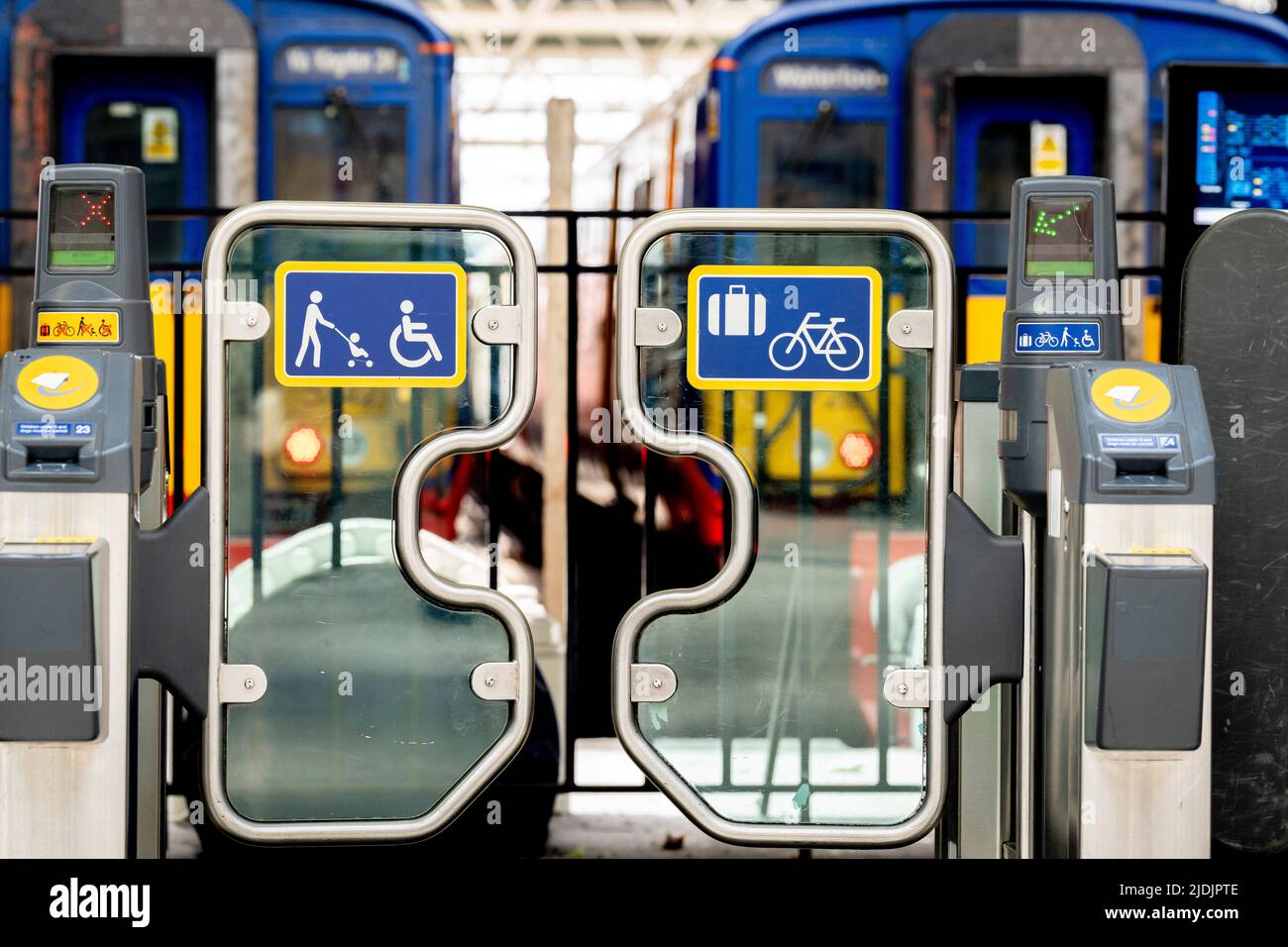 Waterloo rail station barriers hi-res stock photography and images - Alamy