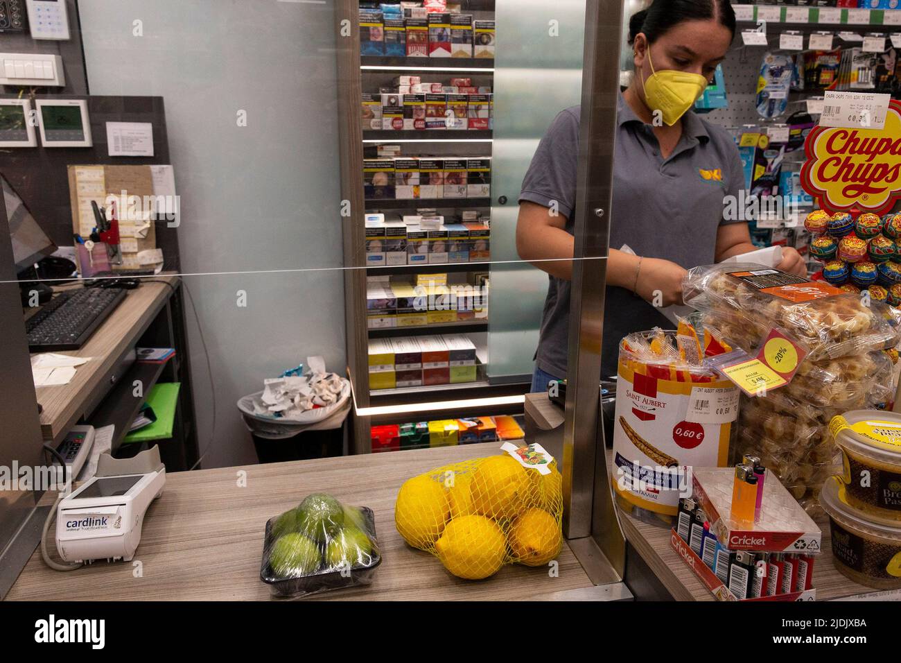 Supermarket cashier 2022 hi-res stock photography and images - Alamy
