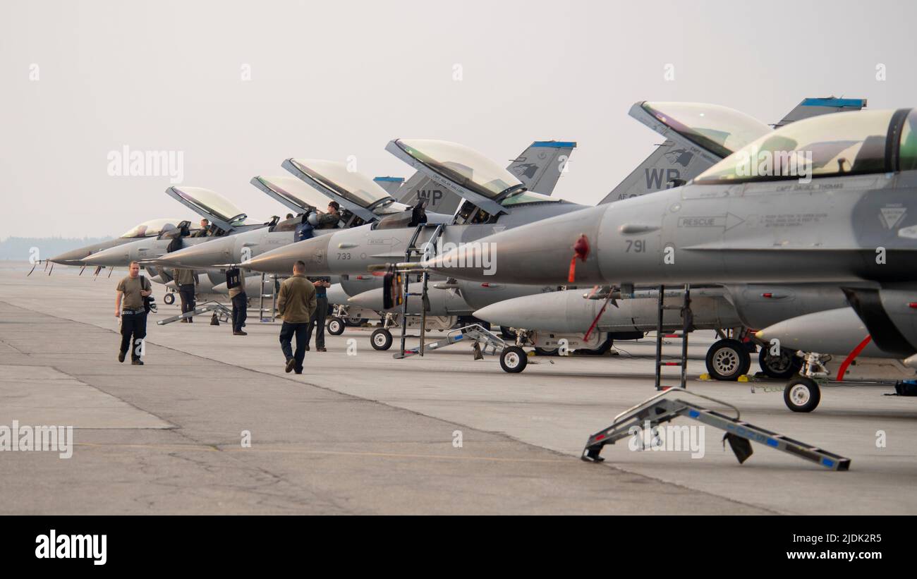 F-16 Fighting Falcons belonging to the 35th Fighter Squadron, Kunsan ...