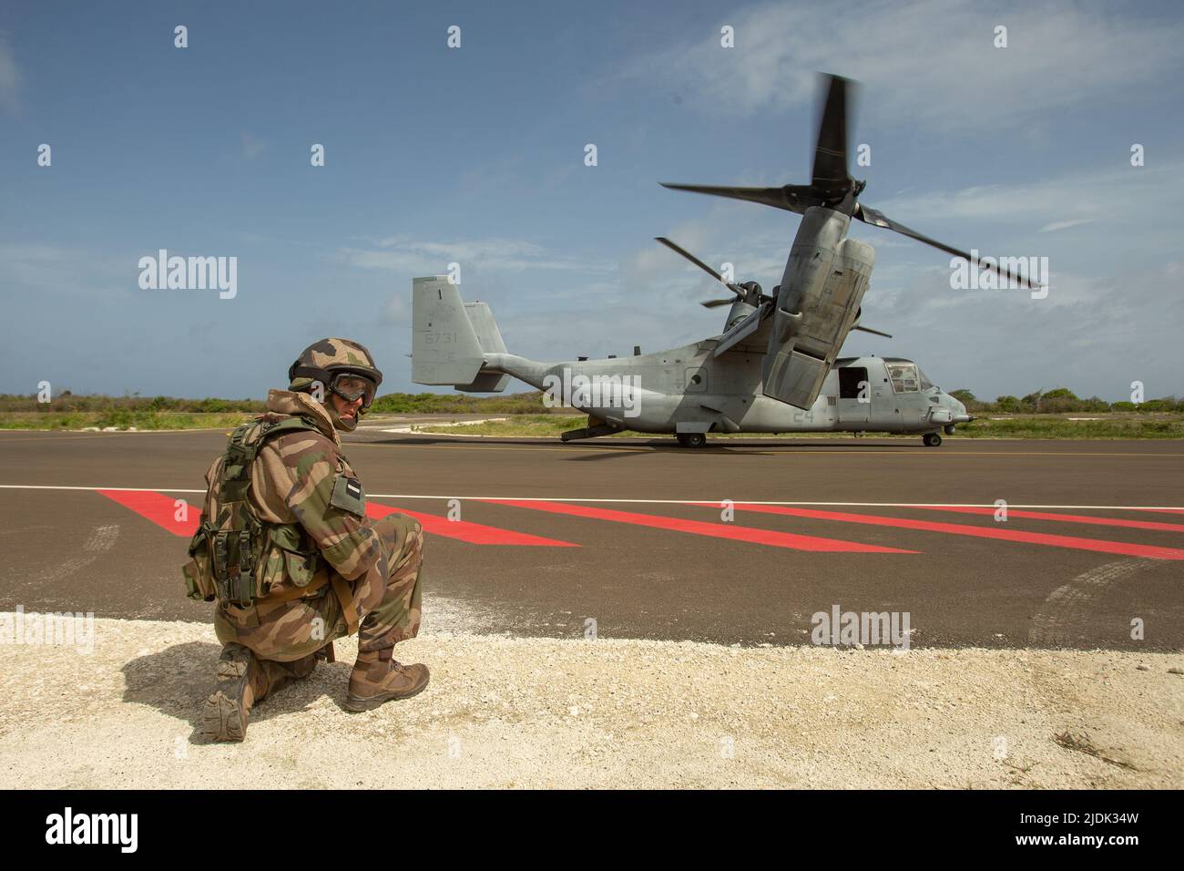 An MV-22B Osprey assigned to Marine Medium Tiltrotor Squadron (VMM) 266 ...