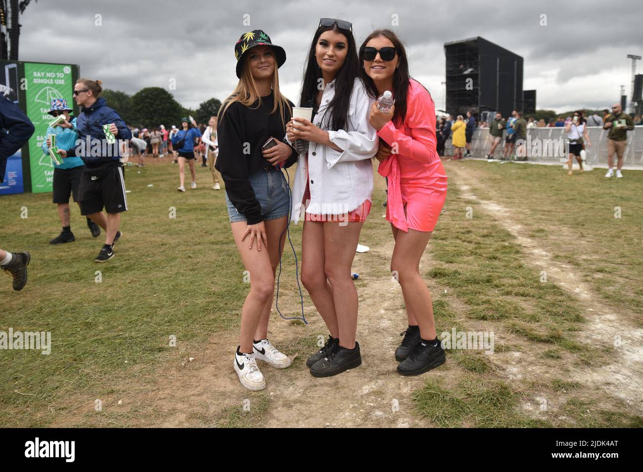 Ninety thousand fans enjoy live music on day 1 at Leeds Festival ...
