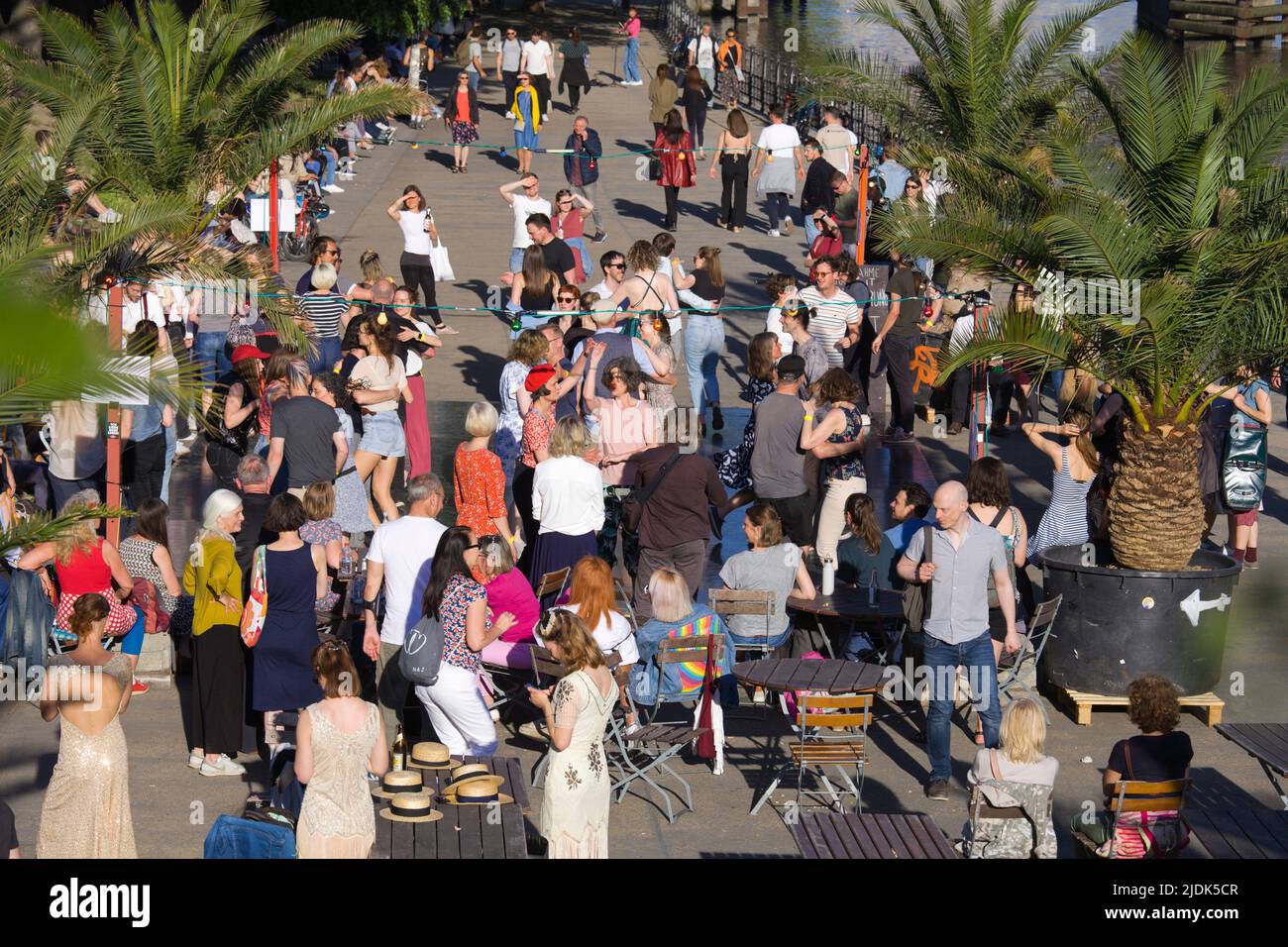 Germany, Berlin, people, crowd, dancing, leisure Stock Photo - Alamy