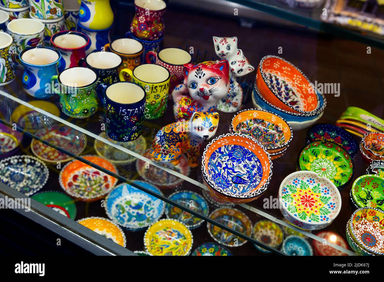 Traditional Turkish ceramic souvenirs at the Istanbul market Stock ...