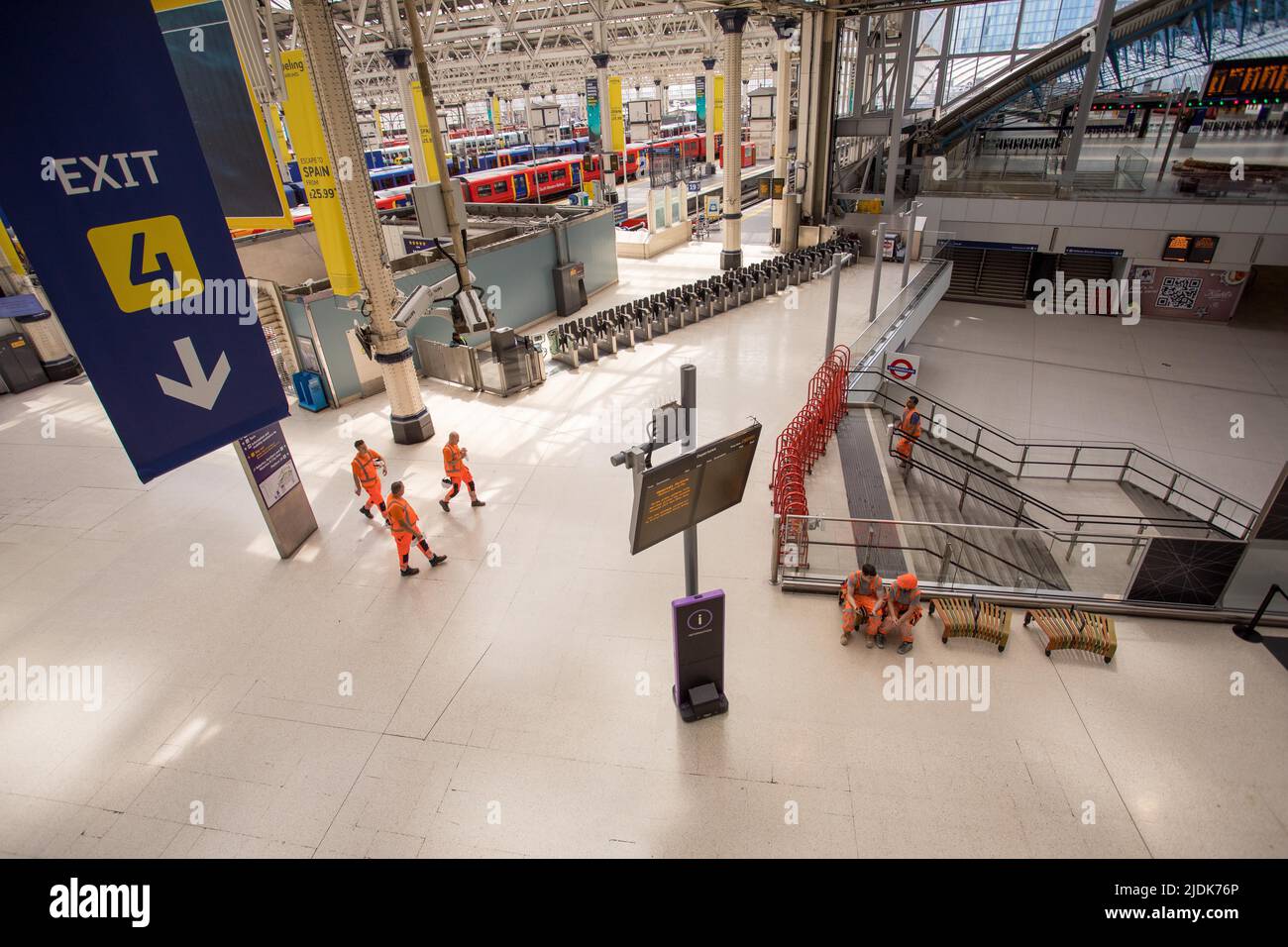Inside waterloo station hi-res stock photography and images - Alamy