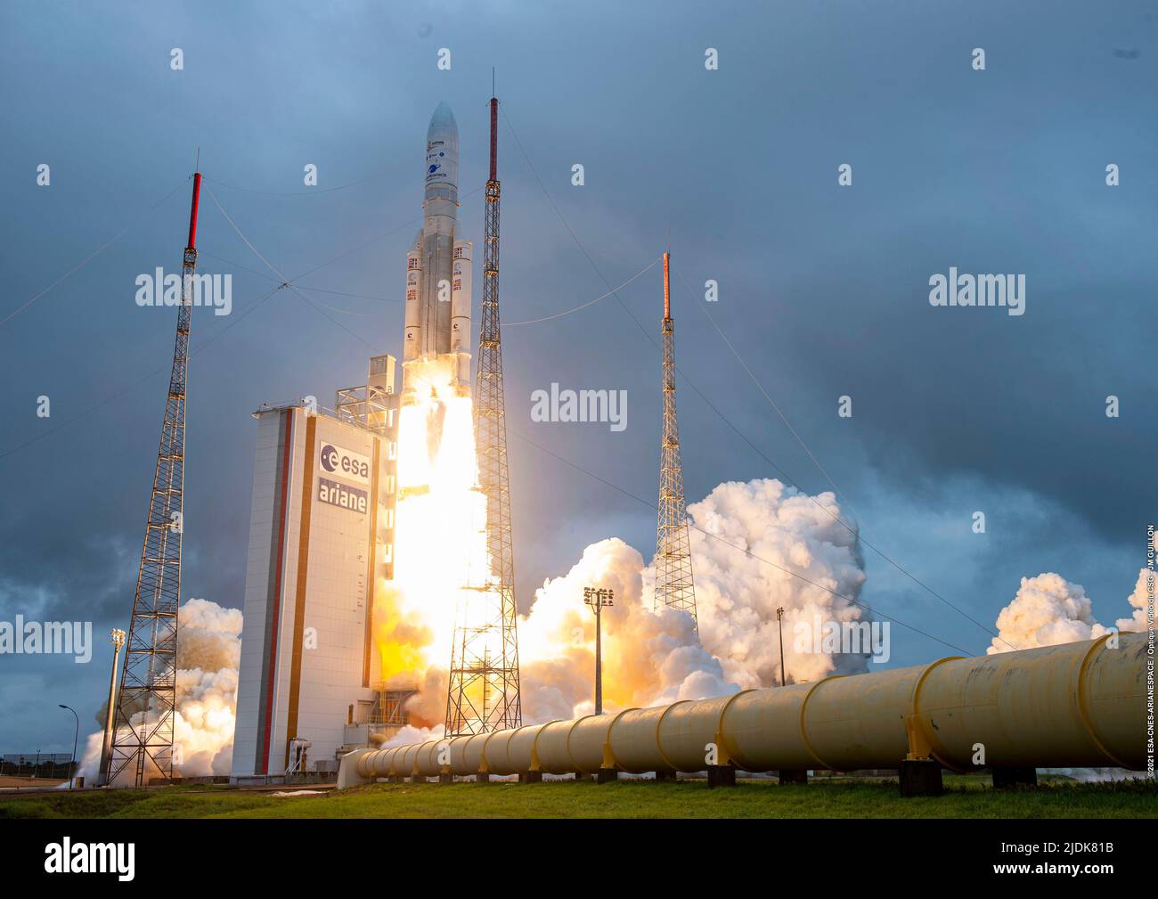 Webb lift off on Ariane 5 rocket Stock Photo - Alamy