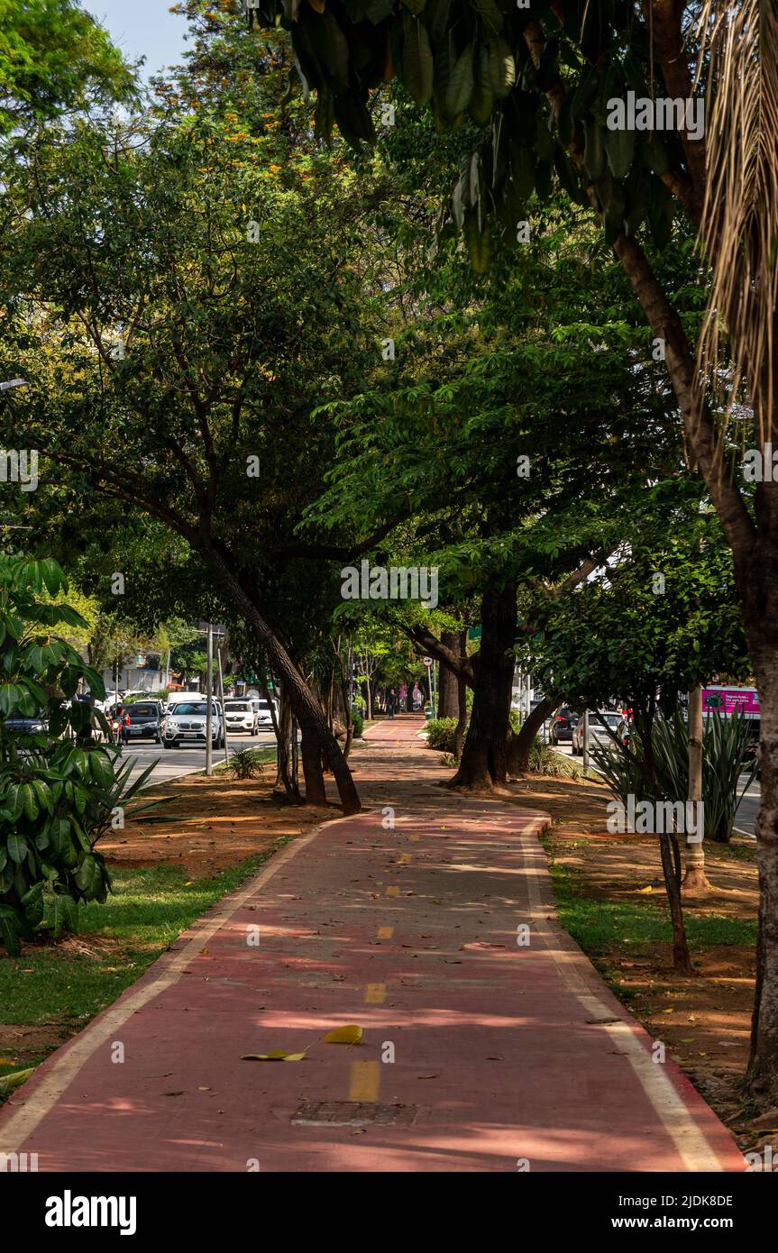 Median strip hi-res stock photography and images - Alamy