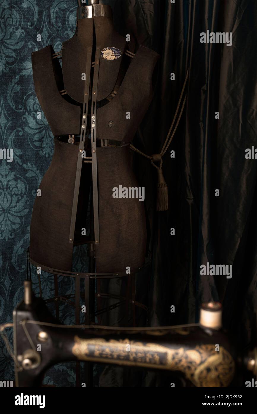 A selection of vintage sewing tools and equipment Stock Photo - Alamy