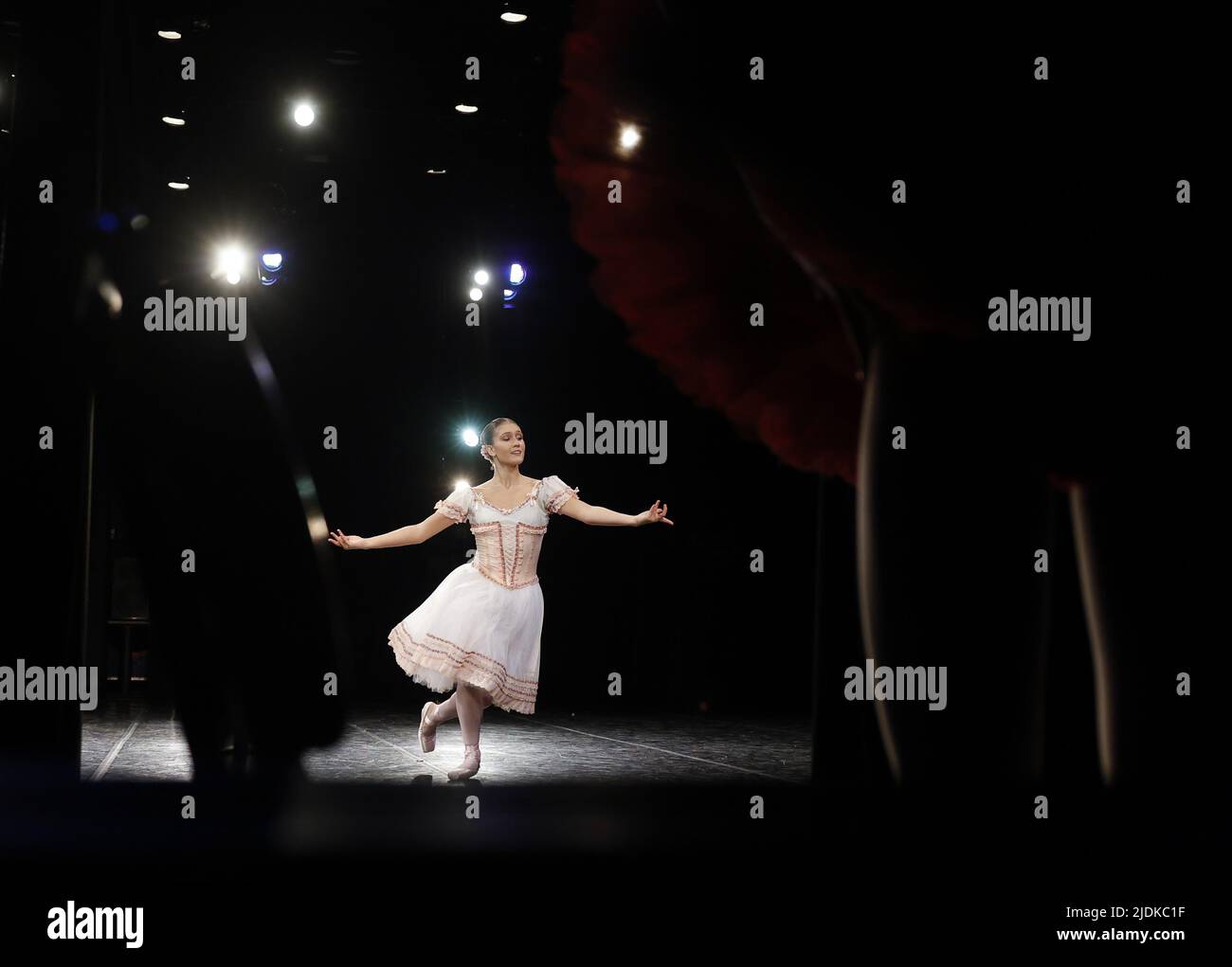 Ballet dancers from around the world hi-res stock photography and ...