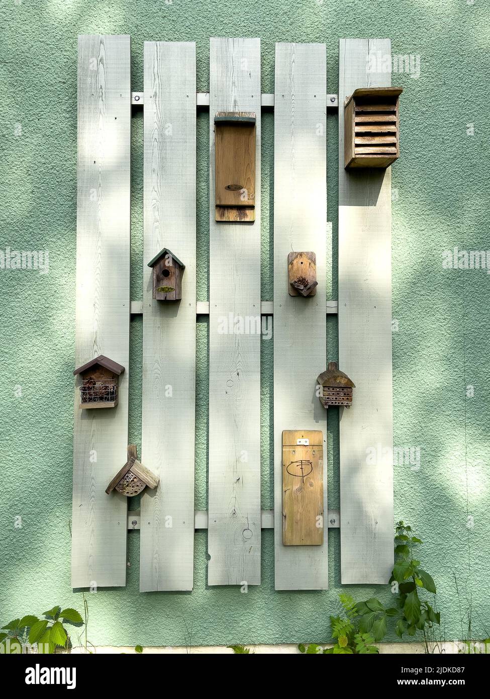 Bug hotels hi-res stock photography and images - Alamy