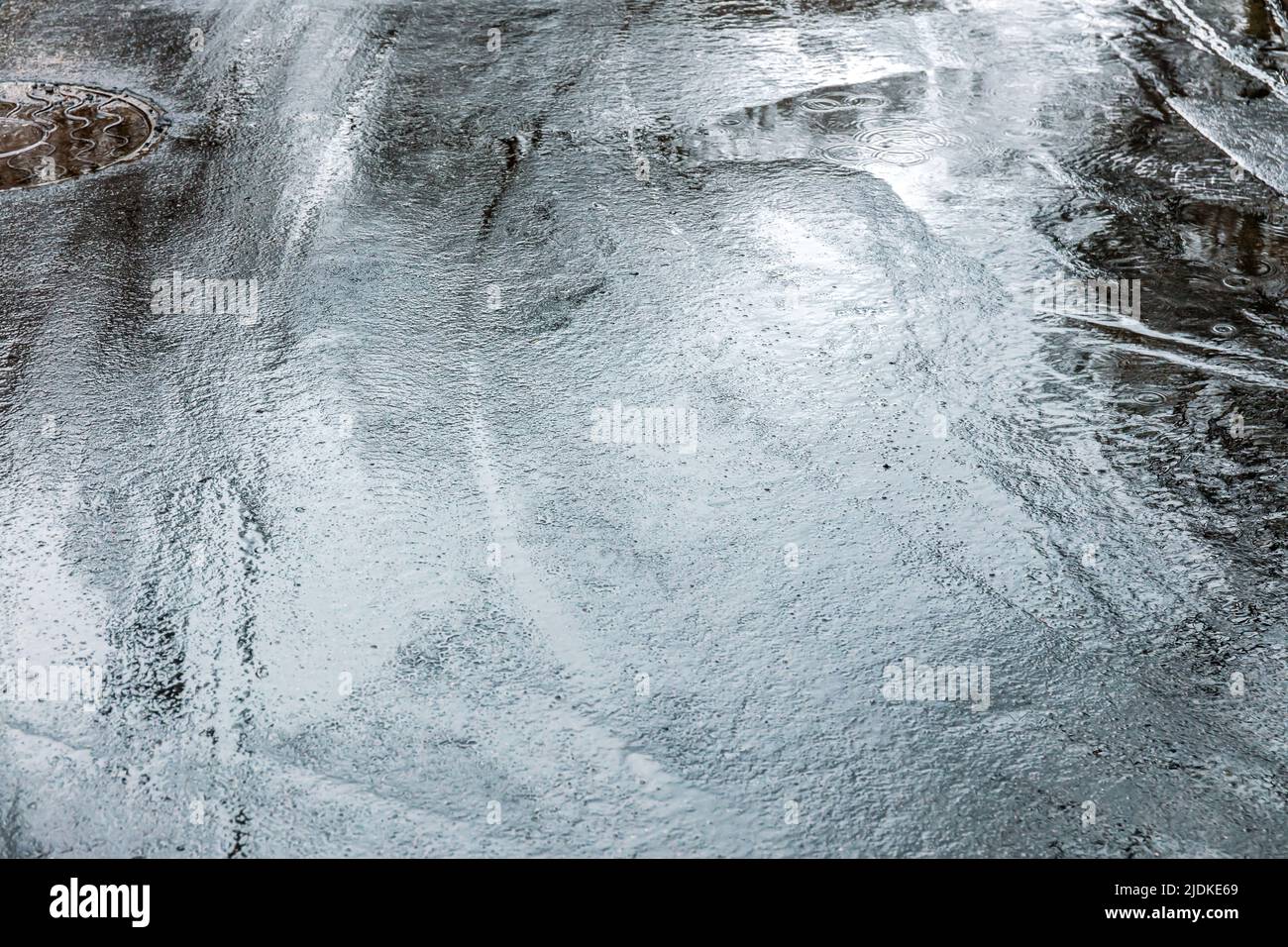 Wet asphalt texture hi-res stock photography and images - Alamy